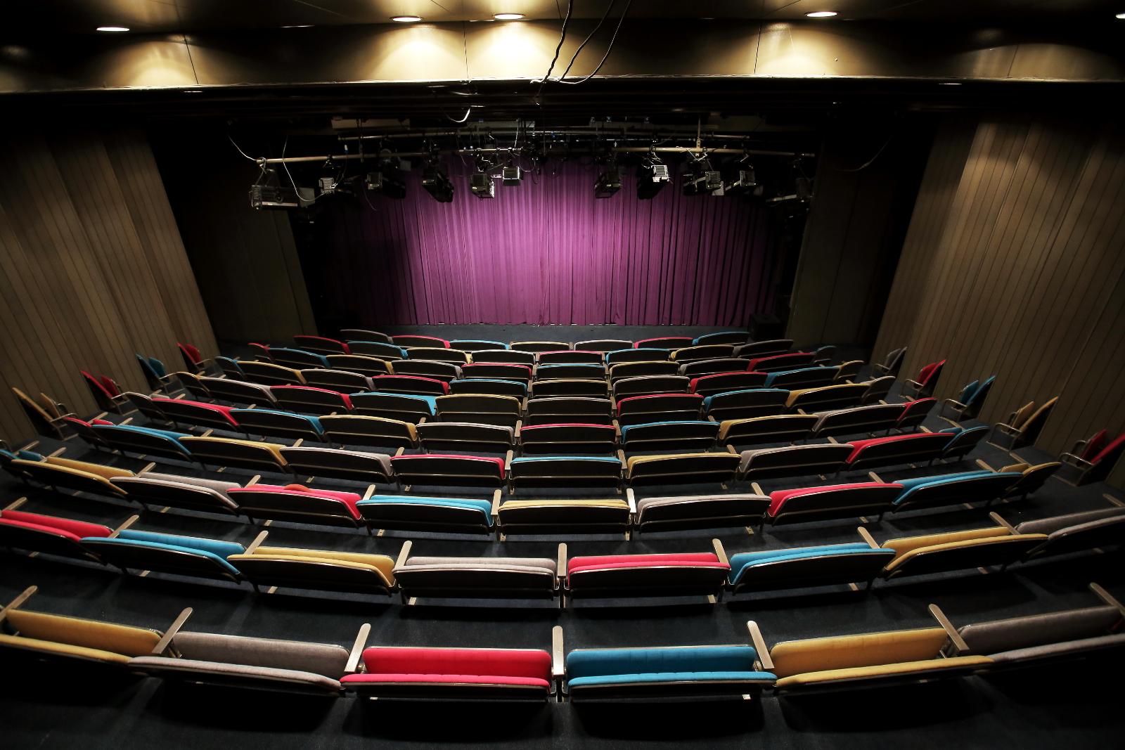 Predstava Hiša iz pločevine - Dogodki na Siol.net